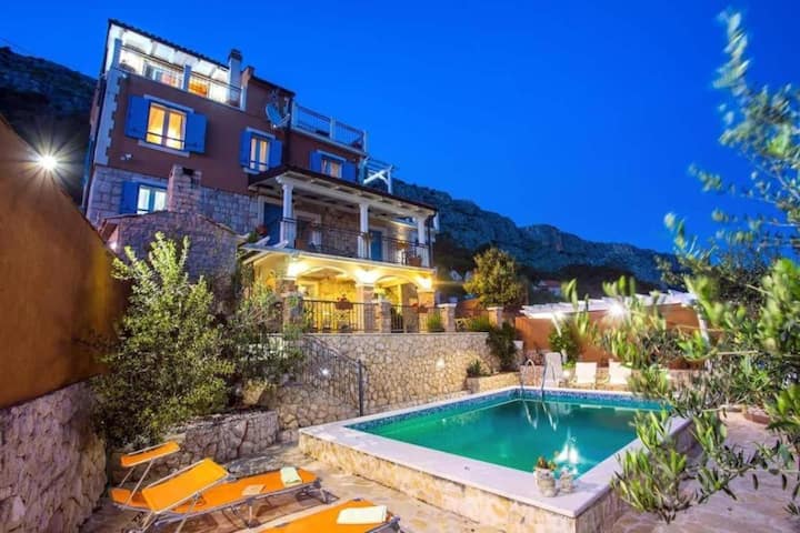 Villa Diana Jesenice 1 With Shared Pool - Dugi Rat