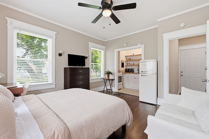 Bright Old Hyde Park Studio | Central Kc - Kansas City, MO
