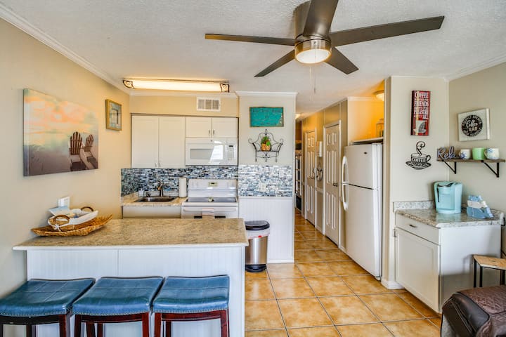 Beach View Balcony! Corpus Christi Condo W/ Pool - Corpus Christi, TX