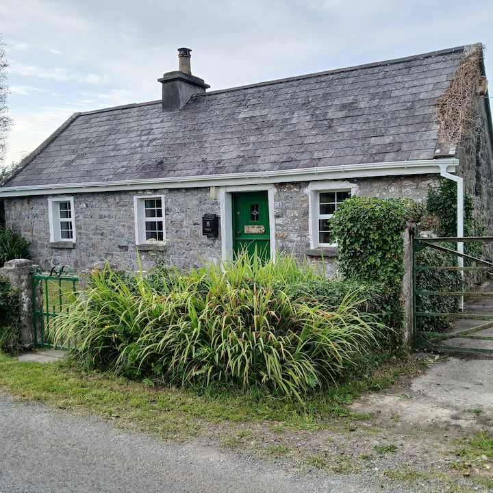 Hawthorn Cottage: 180-year-old Stone Retreat (Wip) - Ballinasloe