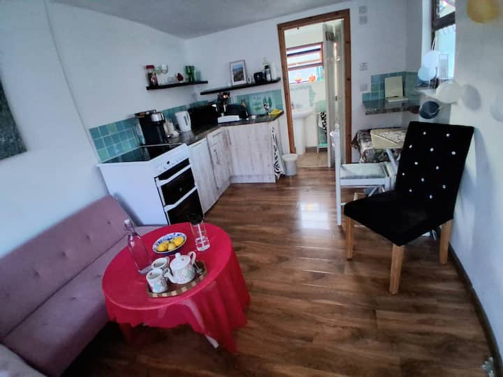 Porthleven Studio, Sleeps 3, Patio & Beach Access - Porthleven