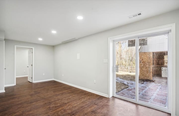 Ground-level Basement/privet Entrance, Full Bath. - Reston, VA