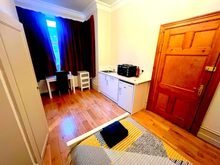 Ground Floor Studio Flat In Sutton, South London - エプソム