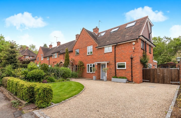 Luxury Surrey Cottage With Private Woodland Access - Shere