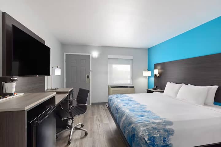 King | Baymont Branson | Outdoor Pool - Branson, MO