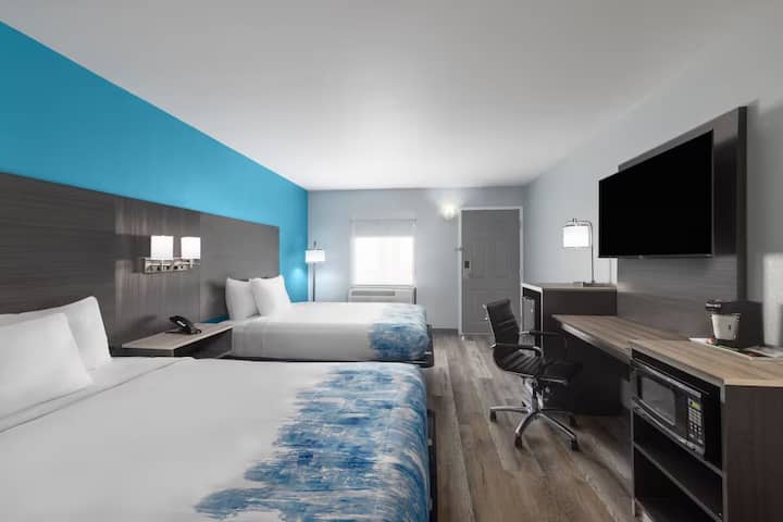 Baymont Branson | 2 Queen | Outdoor Pool - Branson, MO