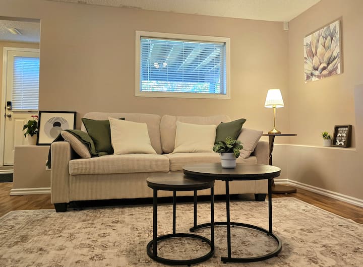 Cozy Walkout Suite Near Yyc | Banff Gateway - Canada