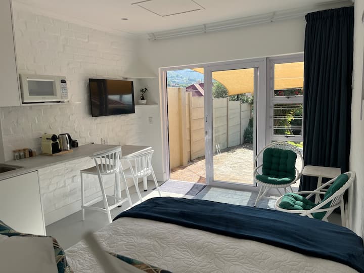 Central, Sunny Studio With Mountain & Valley Views - Paarl