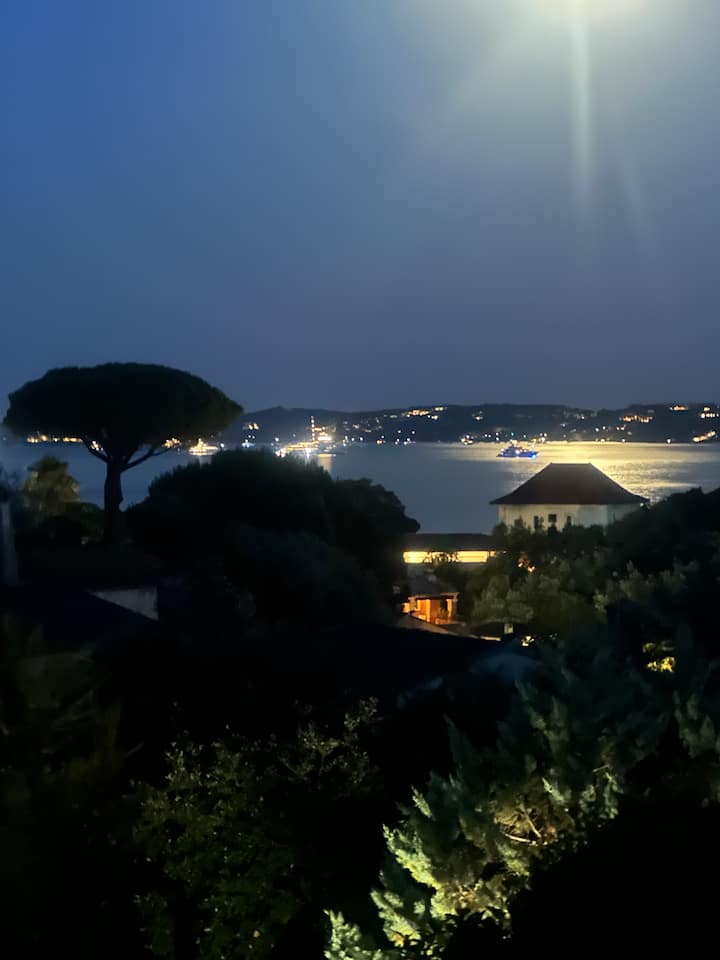 Mazet Dexception Avec
Vue Magnifique Sur La Mer - Côte d'Azur