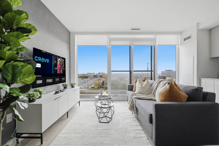Stylish 2br Retreat, Parking & Sleeps 6! - Toronto