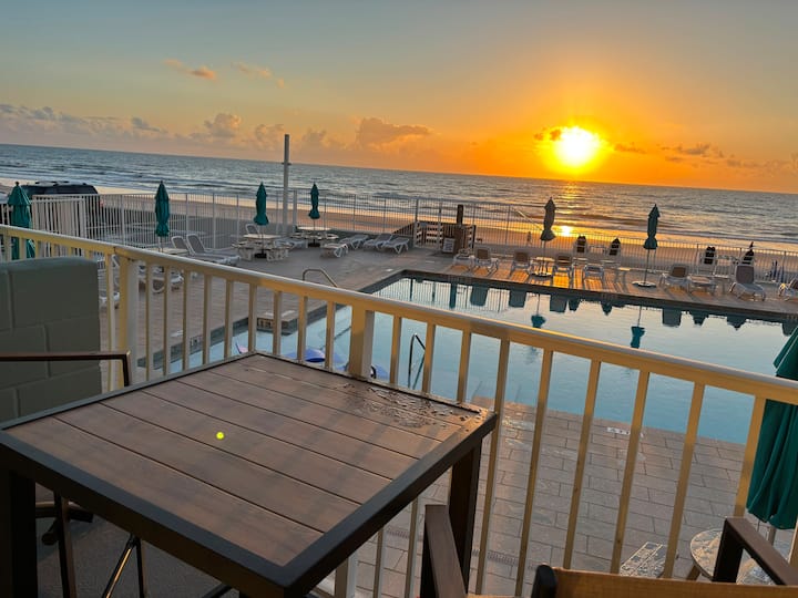 Hidden Pearl Oceanfront Studio - Daytona Beach, FL