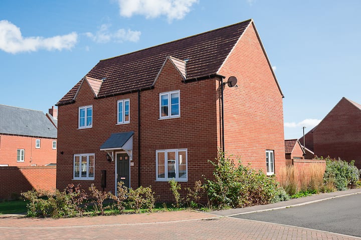 Spacious 4 Bed House In Oxfordshire With Parking - Banbury