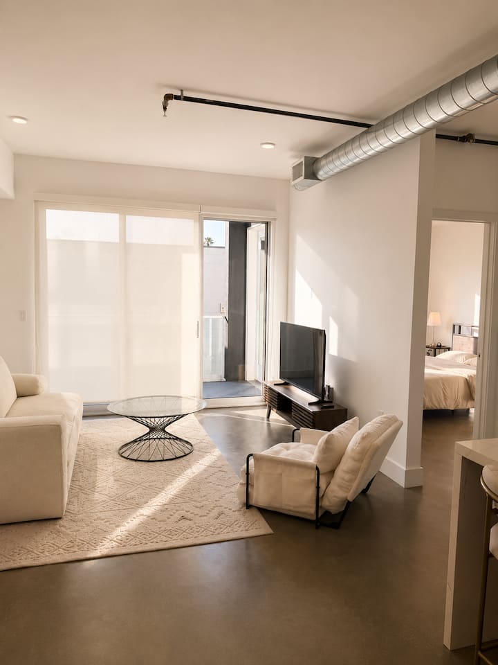 Modern Marina Loft | Pool Gym Rooftop Lounge - Santa Monica, CA