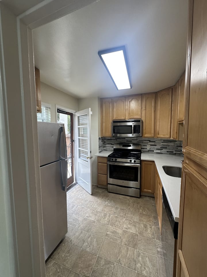 Cozy 2bd Apt In Baywood, Walking To Downtown - 벌링게임
