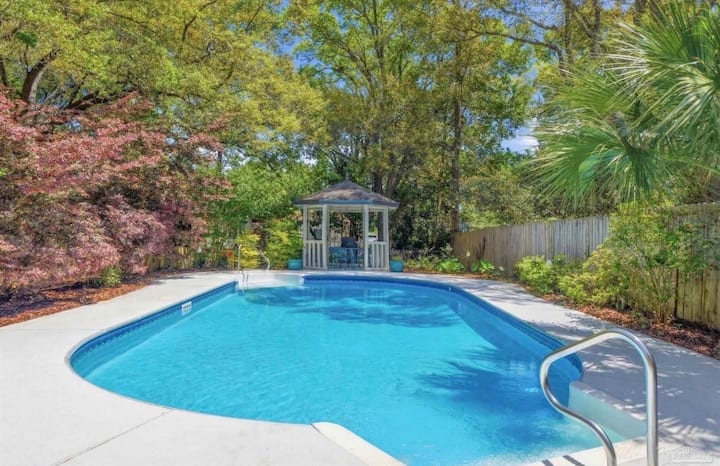 Pet-friendly 5br Villa | Pool + Bbq + Near Beaches - Fort Walton Beach, FL