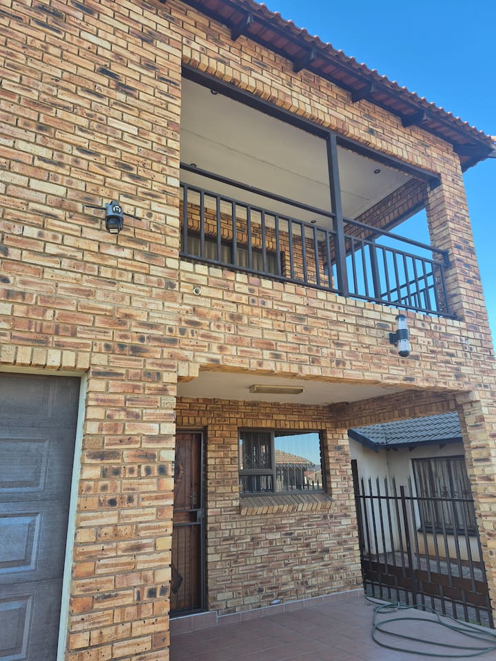 Exclusive Hiding Getaway Posy In Naturena - Soweto