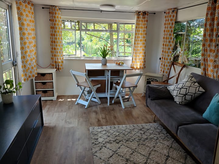 2 Bedroom Secret Garden Lodge Large Garden Space - Fordingbridge