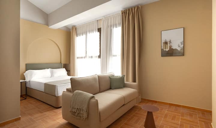 Valencia Ernest Anastasio | Comfort Room +Sofa Bed - Valencia