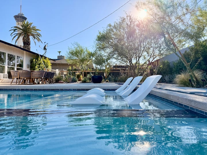 Private Resort Pool Suite King Bed Strat Views - Las Vegas, NV