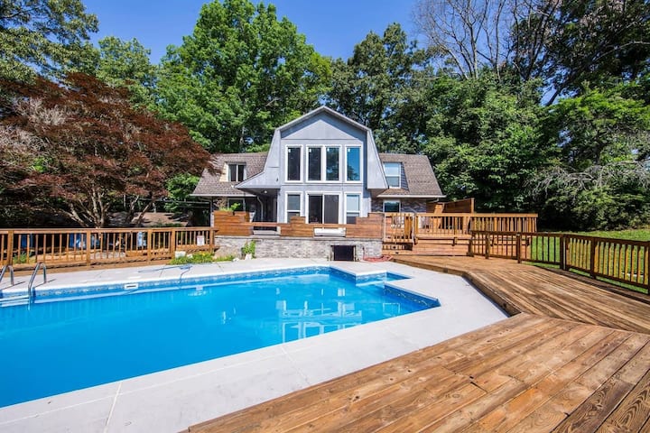 Charming Knoxville Getaway - Knoxville, TN