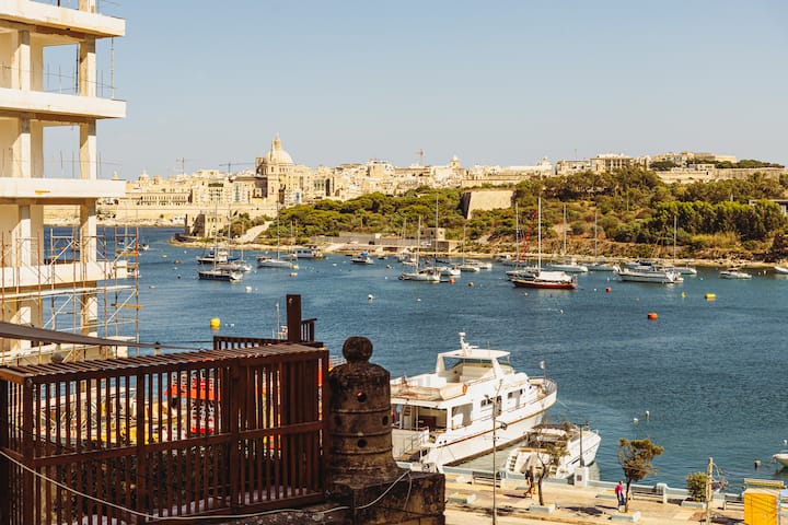 Luxury Azure | Seaview Sliema | Jacuzzi - Valletta