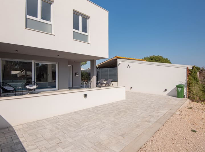 Villa Pomalo - 3 Bedroom/outdoor Swimming Pool - Pirovac