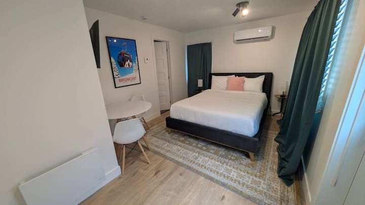 Chambre 103 Lit Queen Avec Table Pour 2 - Granby