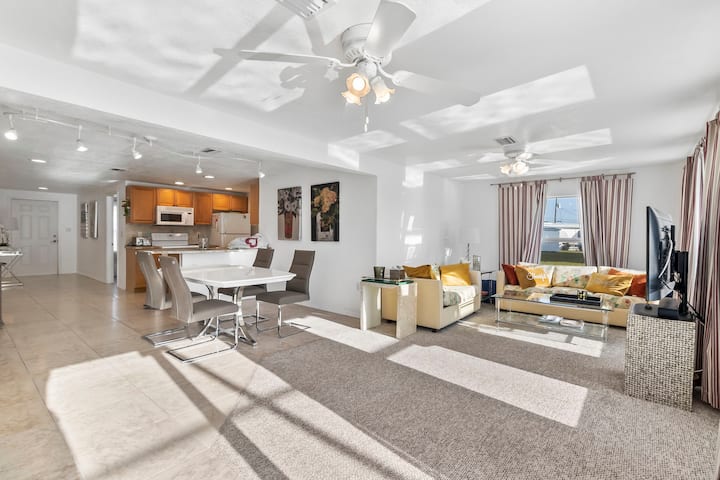 Darling Dartmouth Pool Home - Port Charlotte