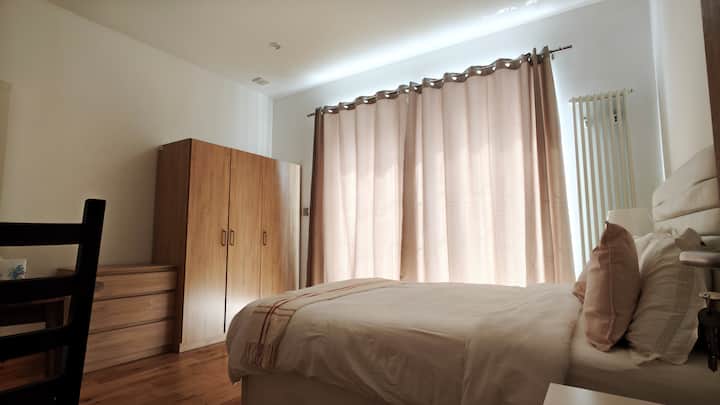 En Suite Room In Romford. - Brentwood