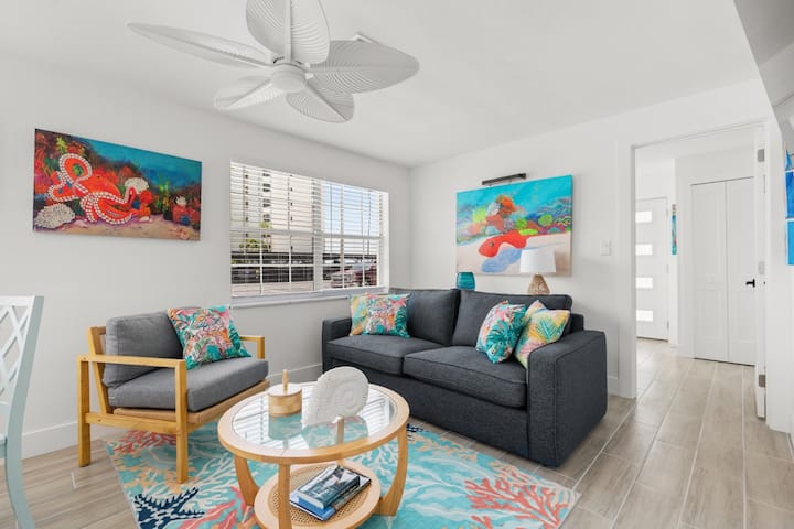 Colorful Coastal Retreat Near Honeymoon Island - Dunedin, FL