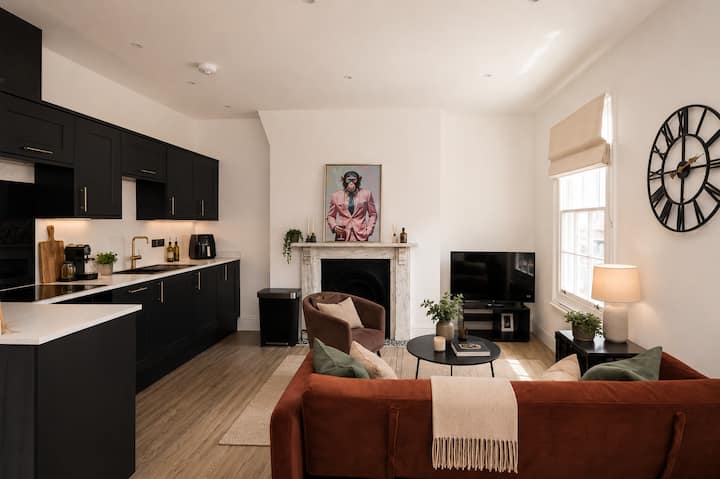 Minister Penthouse | Close To Races | Central - York
