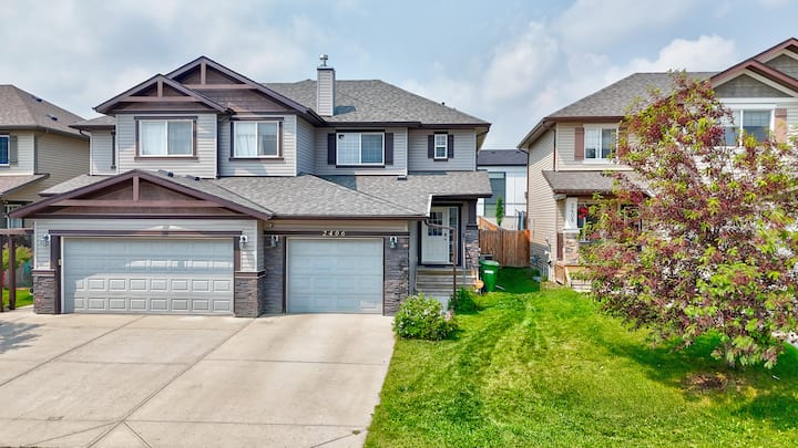 Modern Newly Renoed Home Away From Home With Ac - Airdrie