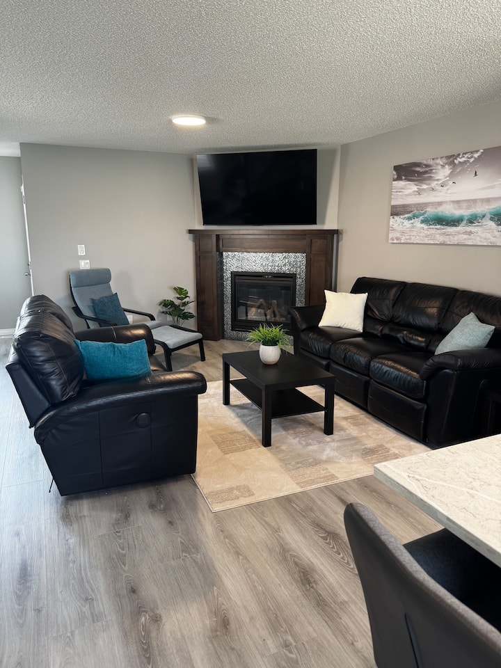 Modern Newly Renoed Home Away From Home With Ac - Airdrie