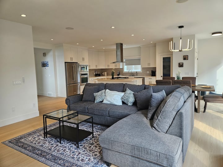 Luxe 4bd Family Retreat W/ac, Yard, Bunks And King - Canada