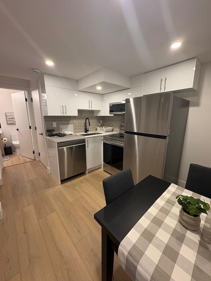 Private Entry Bankview Suite | Steps To 17th Ave - Calgary