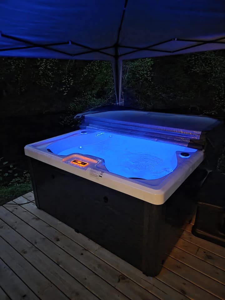 3-bed Chalet | Private Hot Tub & Decking - Caernarfon