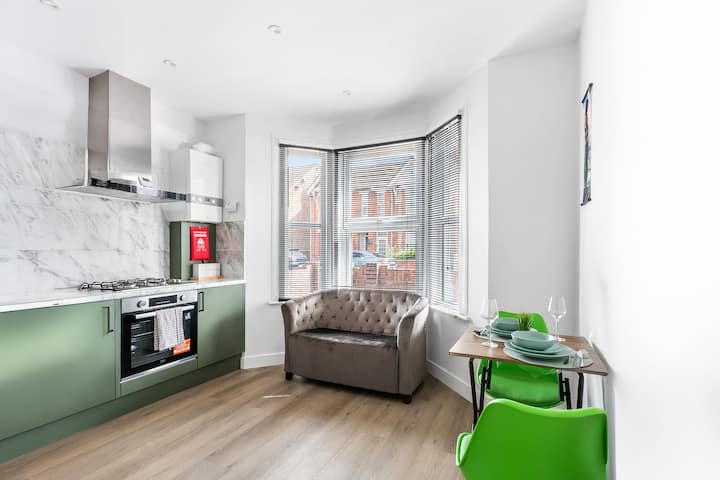 Bedford Station Escape | Sleeps 3 | Free Parking - Bedford