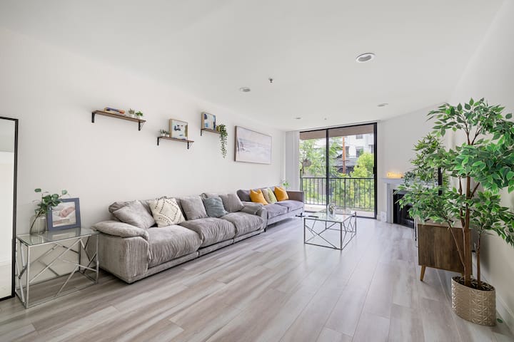 2bed Apt At The Entrance Of Runyon Canyon - Beverly Hills, CA