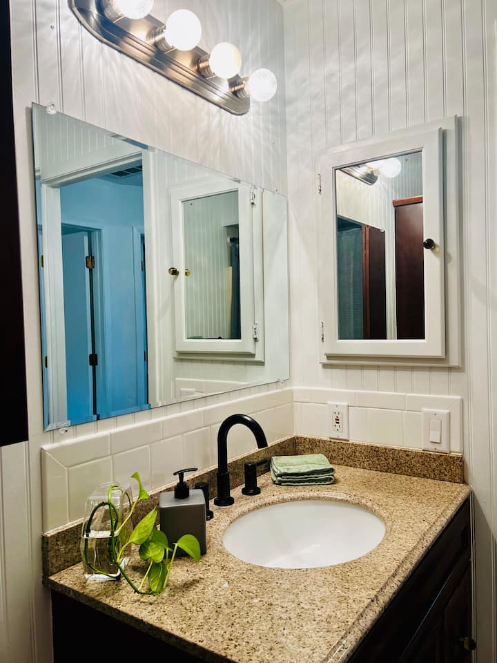 Funky Chic 2br Retreat | King Bed + Private Deck - Estero, FL