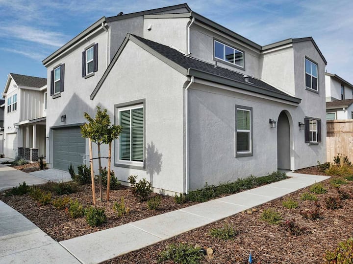 Opulence On Sunny Gate Ln A#41616 - Folsom, CA