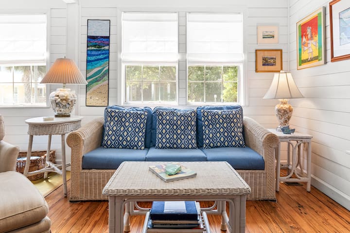 Breezy Tybee Home W/ Incredible Screened-in Porch - Tybee Island, GA