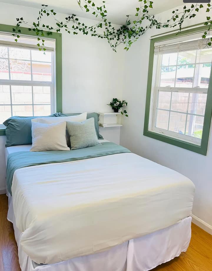 Cozy Modern Studio W/ Gated Parking & Wifi - Lancaster, CA
