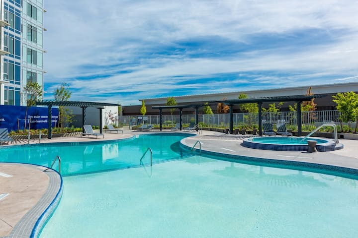 Bright 1br At Aqua | Pool, Hot Tub & Lake Views - Kelowna
