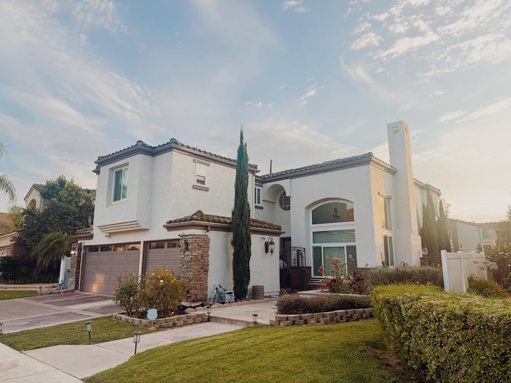 Socal, Spacious, Modern, 4 Bed, 2.5 Ba, Backyard - Corona, CA