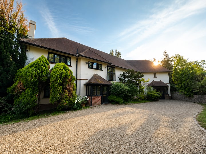 Country Estate With Pool & Games Room - Slough