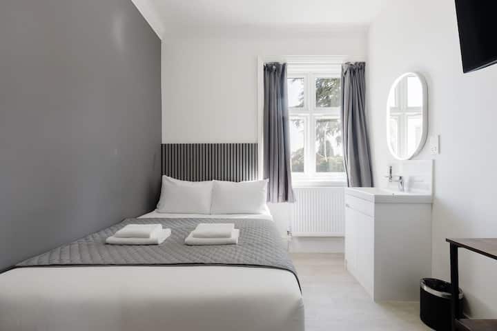 Comfortable King Room With Private Bathroom - Watford