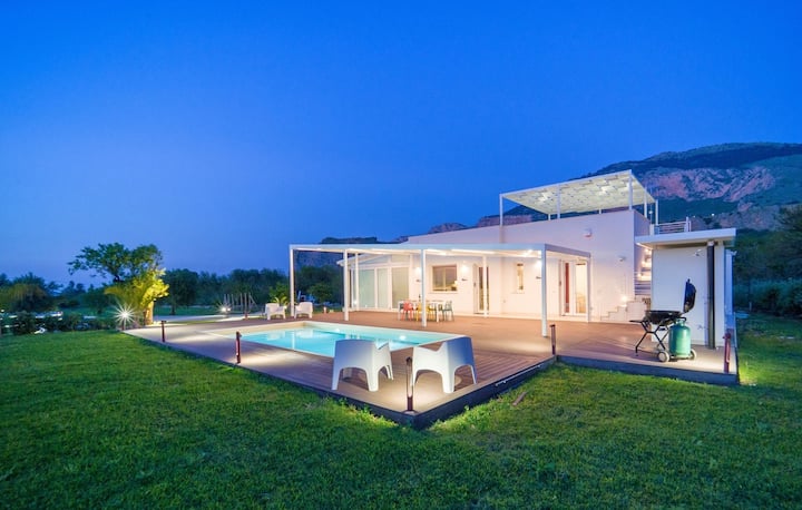 Peppino, Apt In Villa With Pool And Hot Tub - Carini