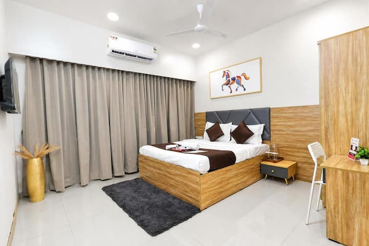 10 Mins To Asian Heart Hospital | Spacious 4bhk - Mumbaj