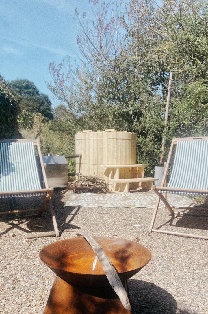 Cosy Shepherds Hut Sleeps 2 With Hot Tub - Bridgwater