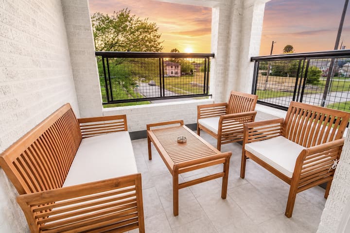 Sleeps 12 | Skyline Views + Very Centrally Located - Houston, TX